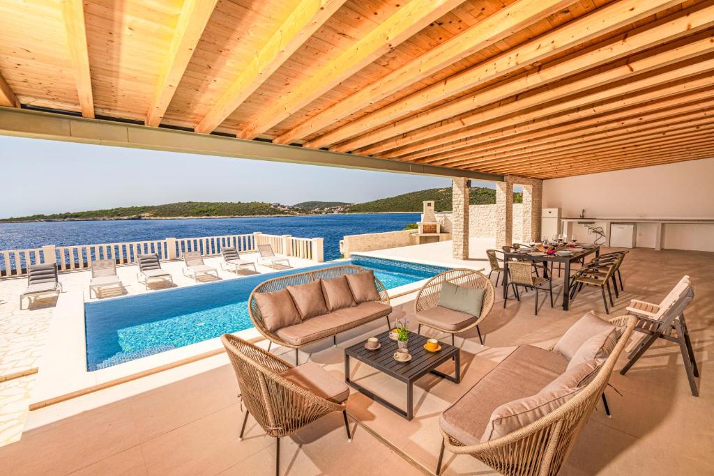 Beachfront Villa, 28 sqm Heated Infinity Pool, Open Sea Sunset Views ...