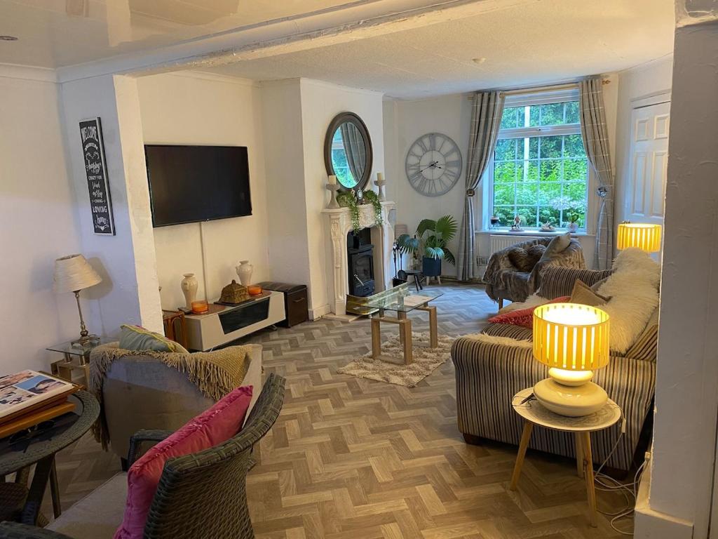 A Manchester Edge Cottage Getaway with log burner, Whitefield ...