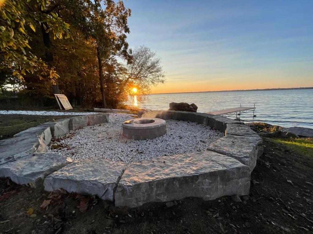 Beachfront Cottage in Prince Edward County, Emerald (updated prices 2025)