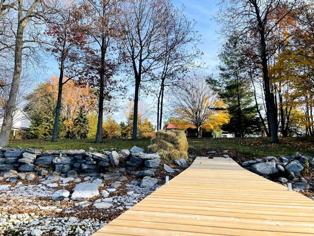 Prince Edward County Beachfront Retreat, Emerald (updated prices 2026)