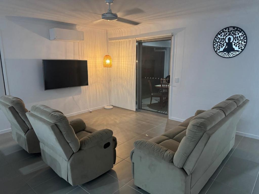 Entire home in ParkRidge 4BedR 2BathR 3LivingR 8PP, Park Ridge (updated ...