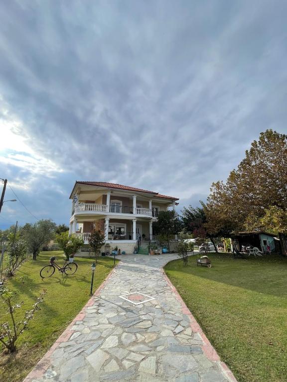 Η Αυλή, Aridea (aktualisierte Preise für 2026)