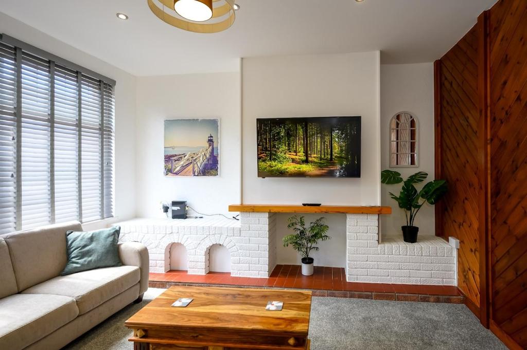 Frodo's Folly, Port Talbot (updated prices 2025)