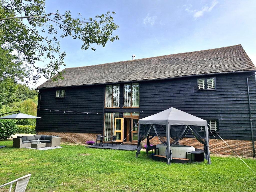 The Dairy Cottage with hot tub & pizza oven, East Grinstead (updated ...