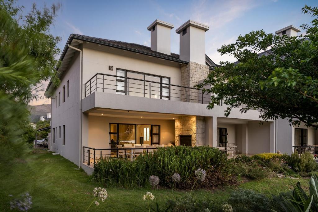 Pearl Valley family golf lodge on nature lake with mountain views ...