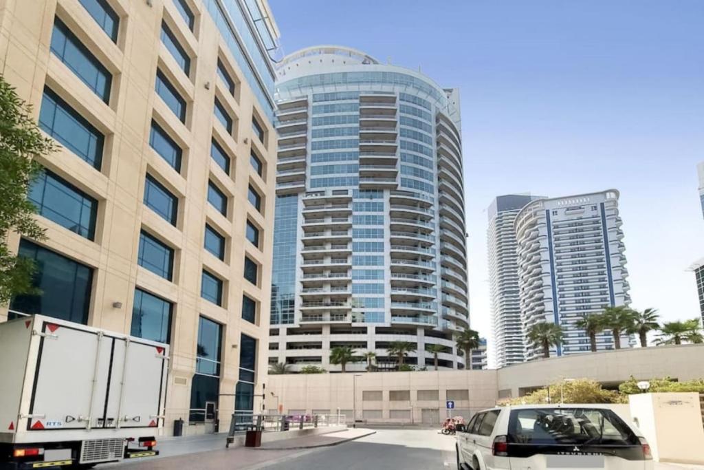DAMAC Waves - Stunning Three Bedroom in Marina, Dubai (updated prices 2025)