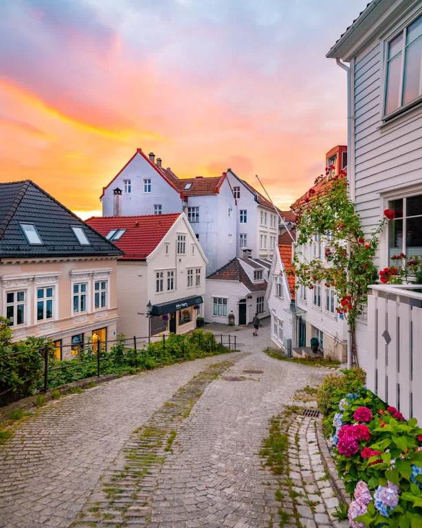 Dinbnb Homes I Historical 1850 House, Bergen (updated prices 2025)