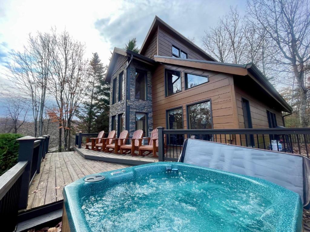 Stunning 2 bedroom with a hot tub and fireplace in an exclusive gated ...
