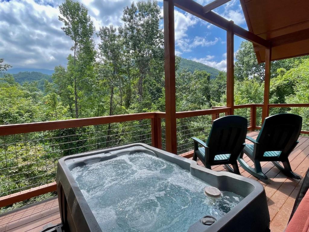A true MOUNTAIN PARADISE- Classic 1BR log cabin, hot tub, and foosball ...