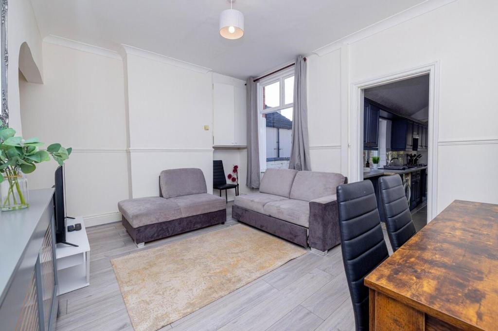 Spacious 4-Bedroom Home in Kettering, Kettering (updated prices 2025)