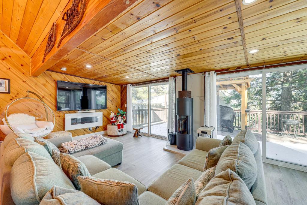 Wraparound Deck and Grill Wrightwood Cabin Near PCT, Wrightwood ...
