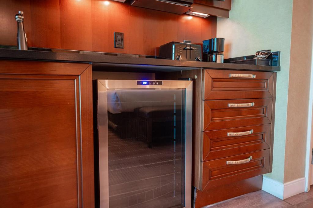 No Resort Fee Strip View Suite + Free Valet + Pool, Las Vegas (updated ...