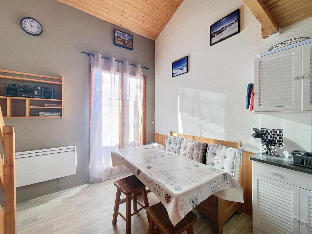 Studio cosy avec mezzanine, proche pistes et commerces, parking inclus ...