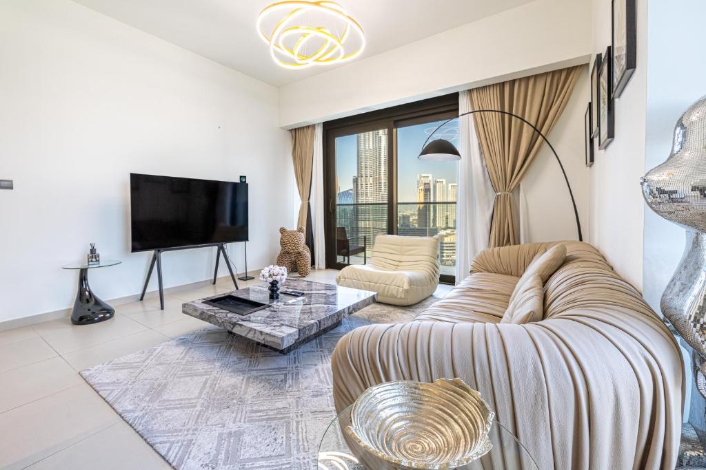Iconic Downtown Stay 3BR plus Maid room in Act One, Dubai (preços ...