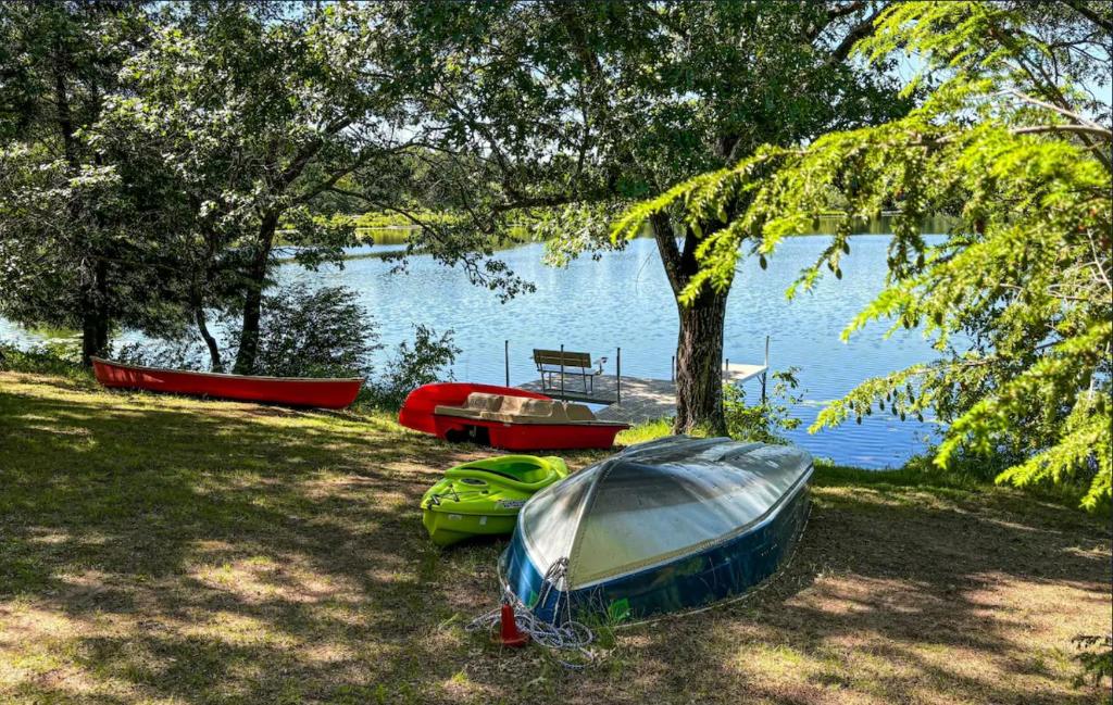 3BR waterfront lake house with dock, gazebo, boats, Oxford (updated ...