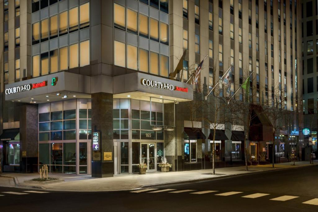 Courtyard Chicago Downtown/Magnificent Mile, Chicago (updated prices 2025)