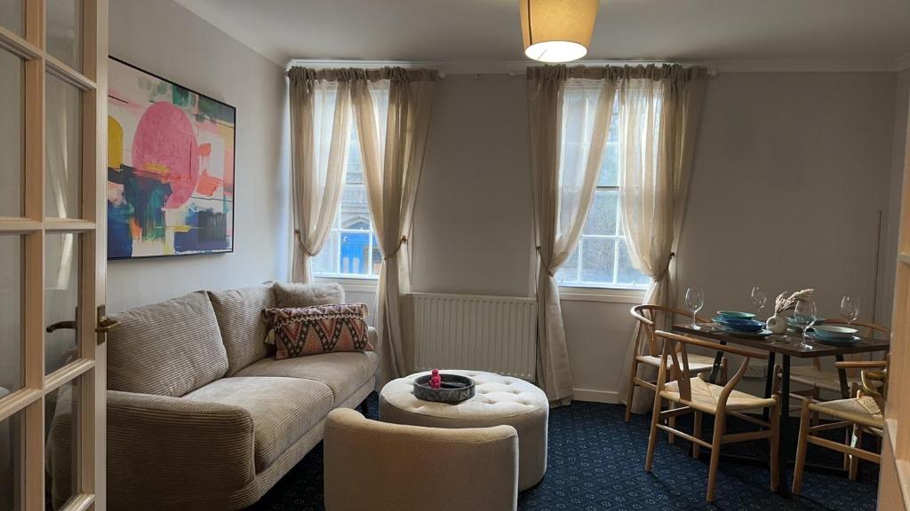 Nicolson Street two bedrooms, Edinburgh (updated prices 2026)