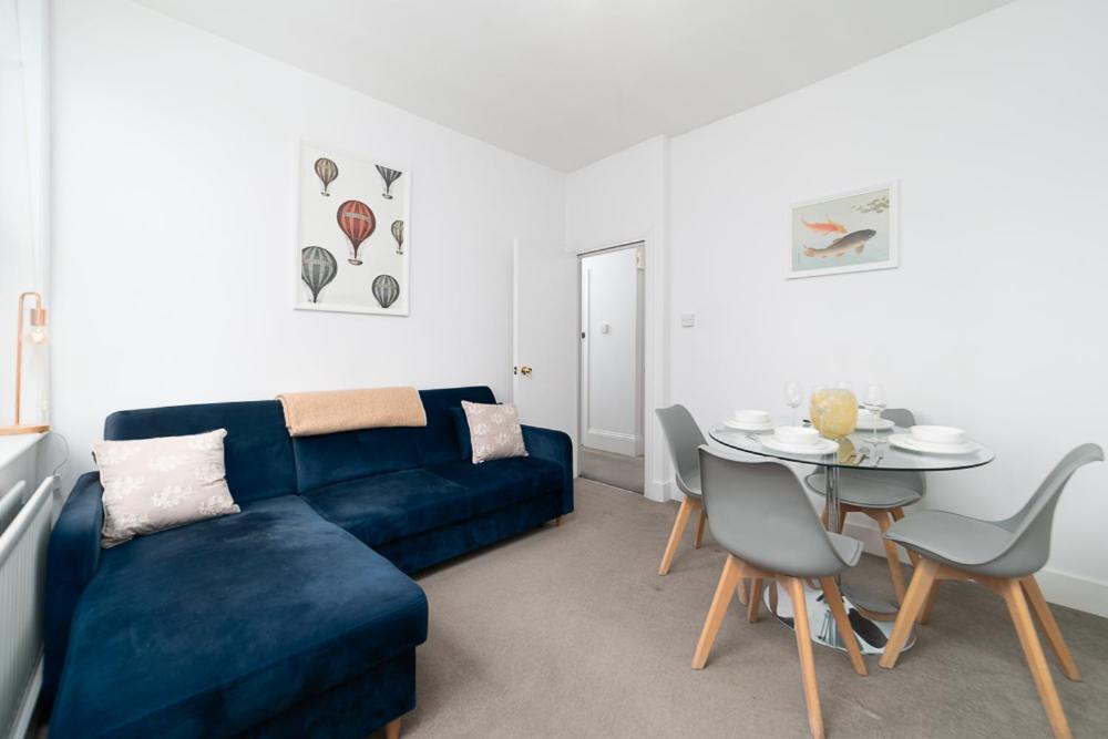 Elegant Apartment in London Steps Away From River Thames, London ...