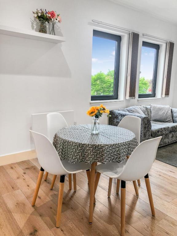1-BR Apartment next to Heathrow Airport London Free Parking ...
