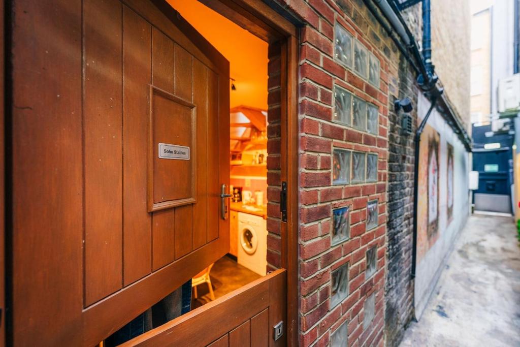 Quirky and Cosy Soho Stables House, London (updated prices 2026)