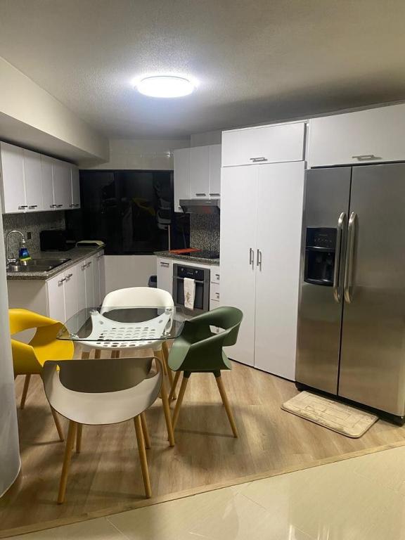 Hermoso Apt remodelado en La Florida - 2H 2B, Caracas (precios ...