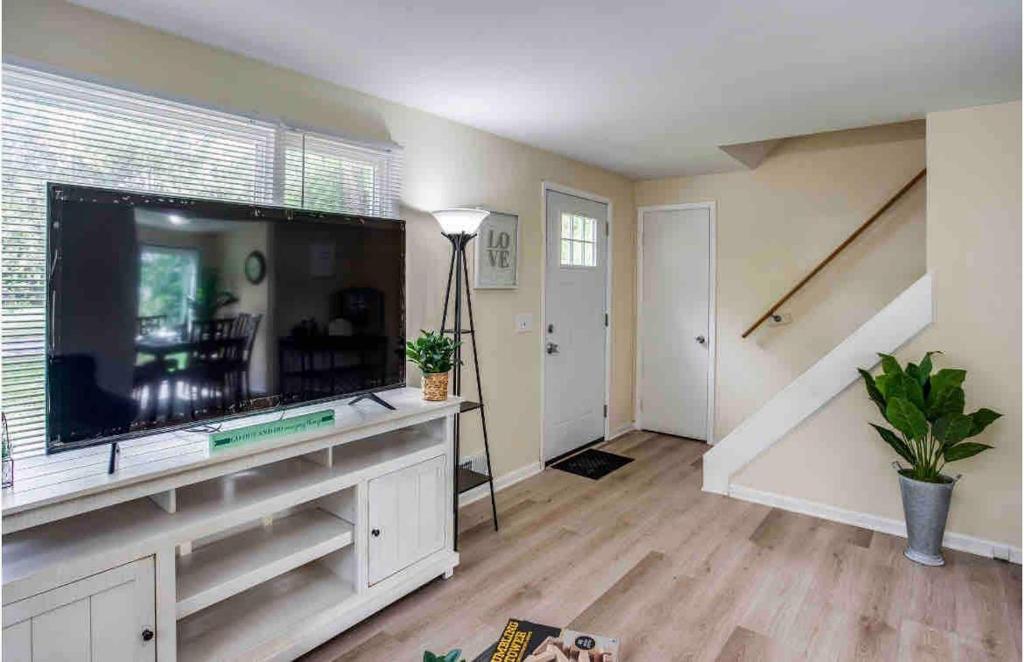 Cozy Home Steps to RIT by UofR Airport DWTN with AC, Rochester (updated ...