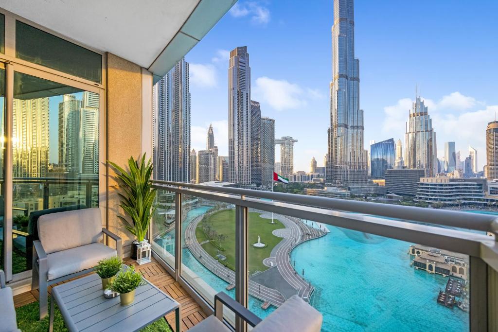 Durrani Homes - Lumina Grand 3BR with Burj khalifa and Fountain Views ...