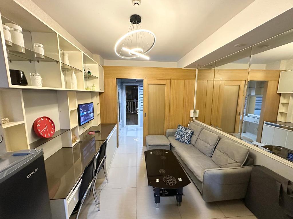 Kathys crib 38sqm with big balcony pool view at Shell Residence, Manila ...