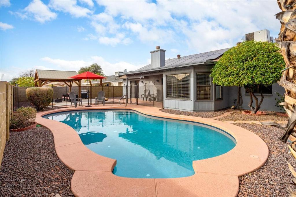 Comfy 3BD with Inground Pool near Westgate Entertainment, Glendale ...