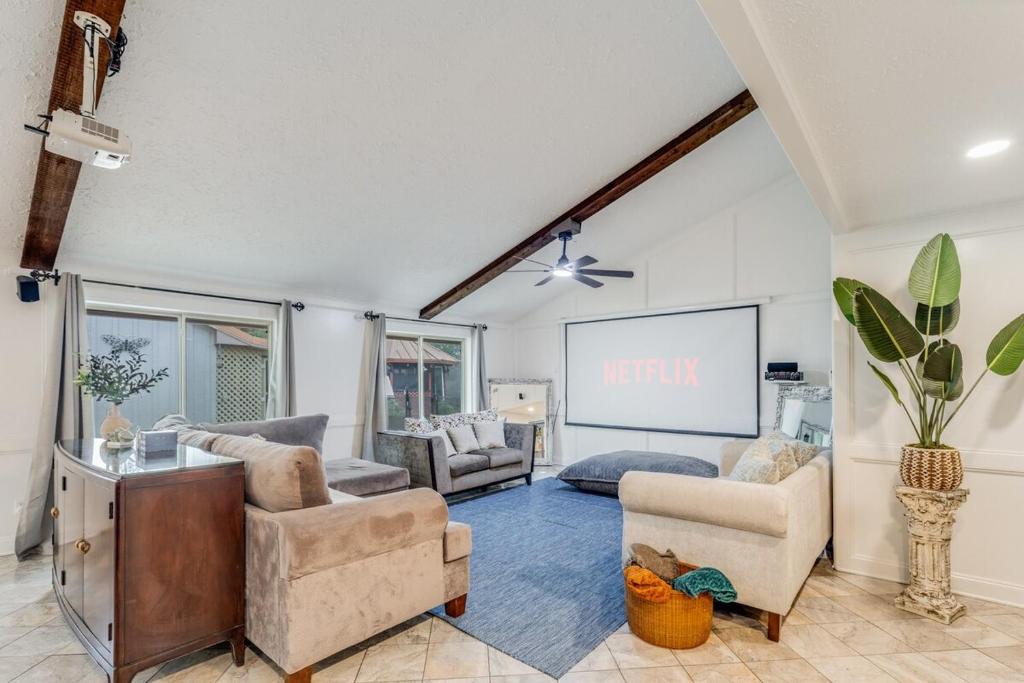 Saddle Up Stay Vacational Home Pool Tennis Court & TV Projector ...