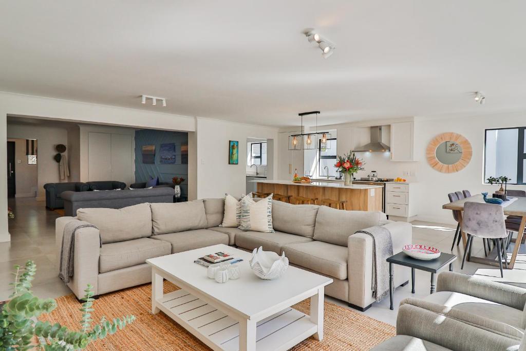 Spacious Family Home close to Grotto Beach, Hermanus (updated prices 2025)