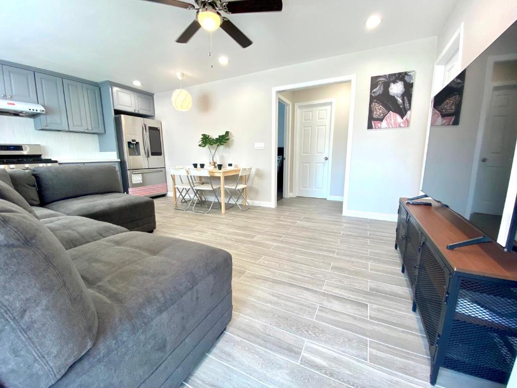 14453-A 2B2B House with Full Kitchen Built in Washer Dryer Gated ...