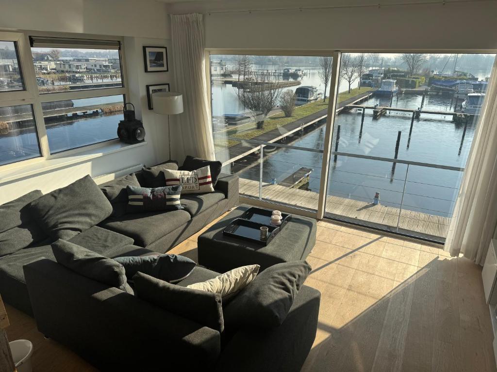 The Boathouse with boat, Aalsmeer (updated prices 2025)