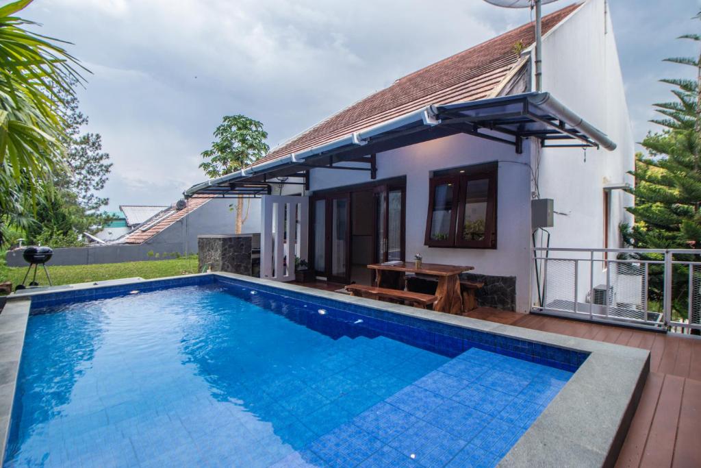 Family Only Villa with Private Pool & Hill View- De Reiz Dago Syariah ...