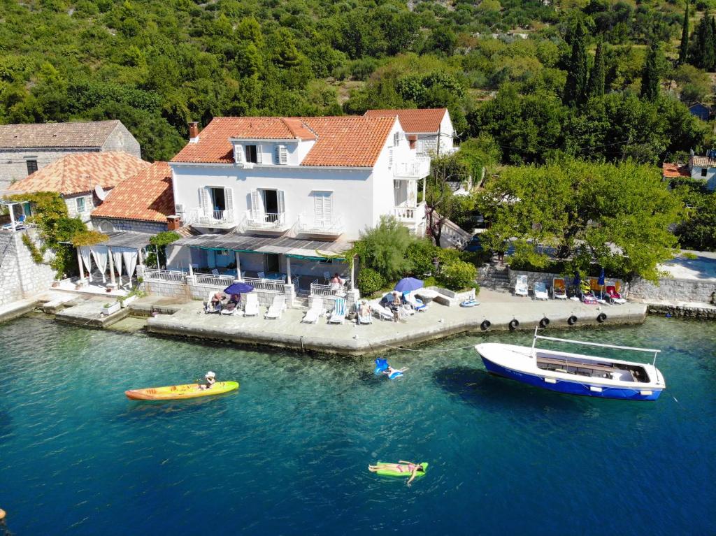 Apartment Anita - waterfront with sunbeds!, Zaton (updated prices 2025)