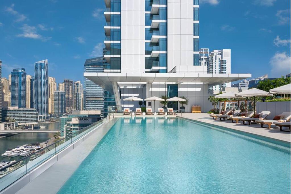 VIDA Dubai Marina & Yacht Club with Starbucks Below, Dubai (updated ...