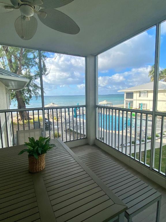 Modern Comforts in Paradise Tamarind Bay 3-Bed 2-Bath, Seven Mile Beach ...