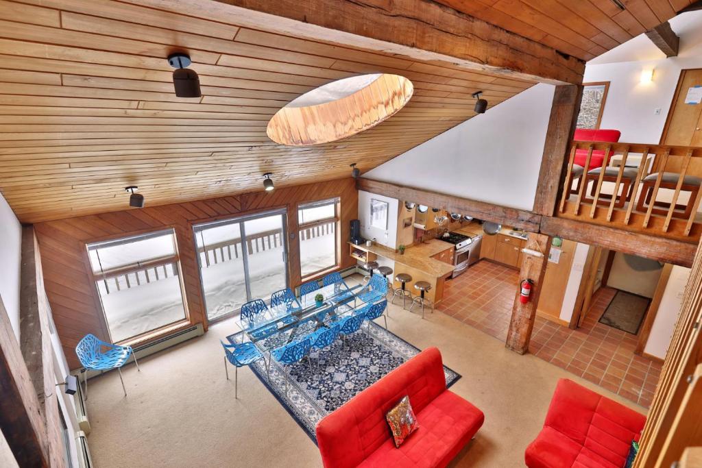 Spaceship Chalet Vermont - Your Groovy Ski Home, Close to the slopes ...