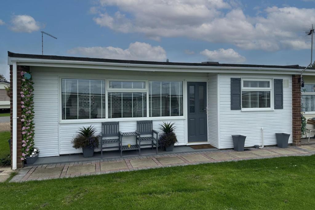 Dog friendly chalet in Hemsby by Winterton Cottages, Hemsby (updated ...