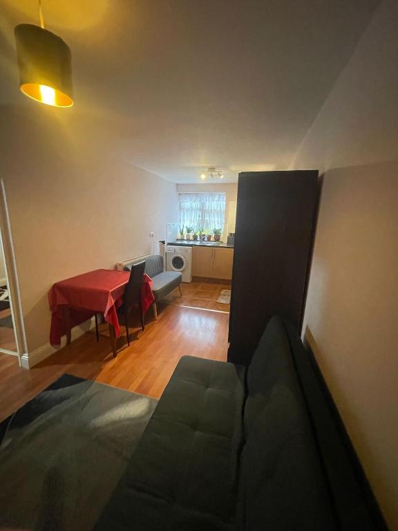 Lovley apartment H, Hatch End (updated prices 2025)