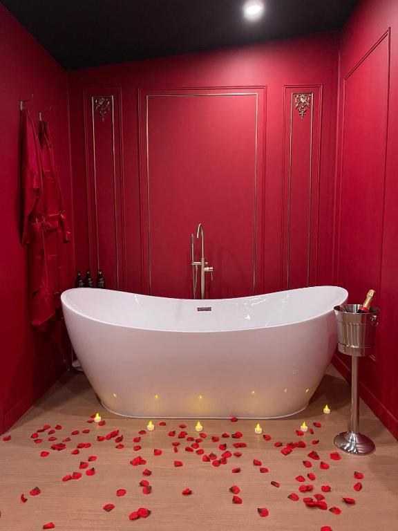 Le boudoir rouge - Loveroom luxueuse pour couples, La Ferté-Gaucher ...
