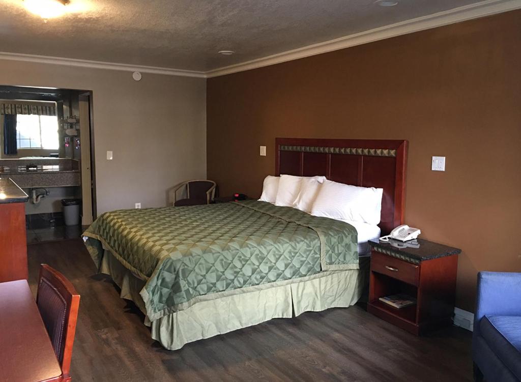 Circle City Inn, Corona (updated prices 2025)