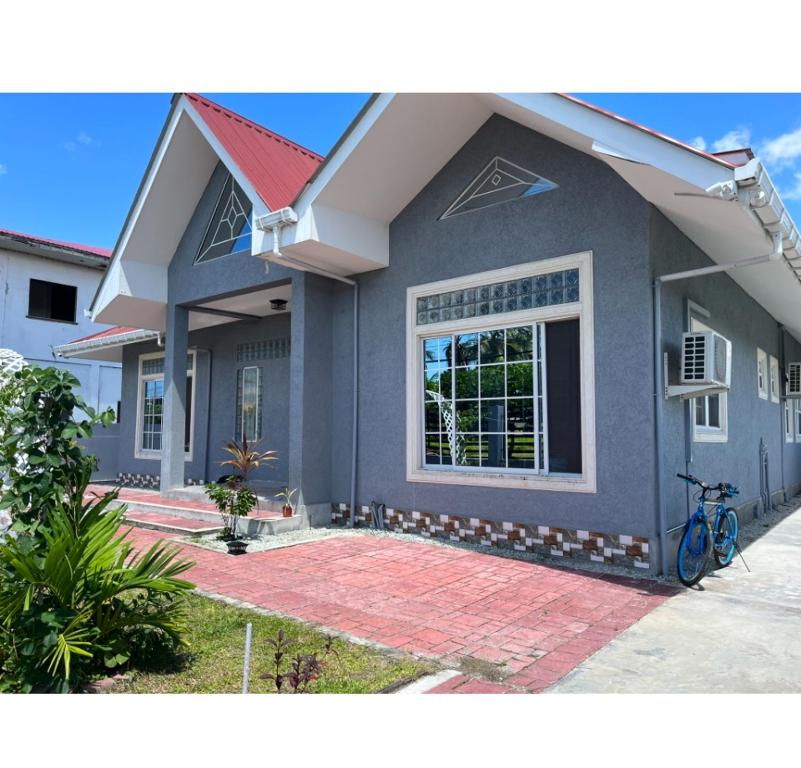 Versailles Guyana - everything you need, McDoom Village (bijgewerkte ...