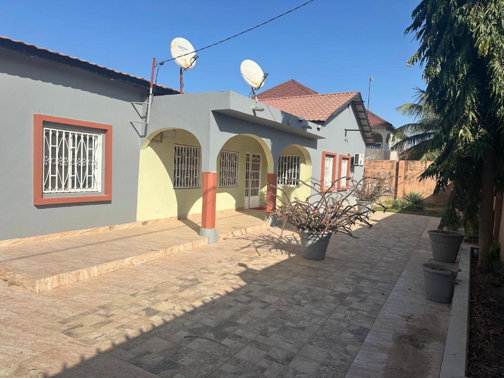 Brufut House Junction, Ghana Town (updated prices 2025)