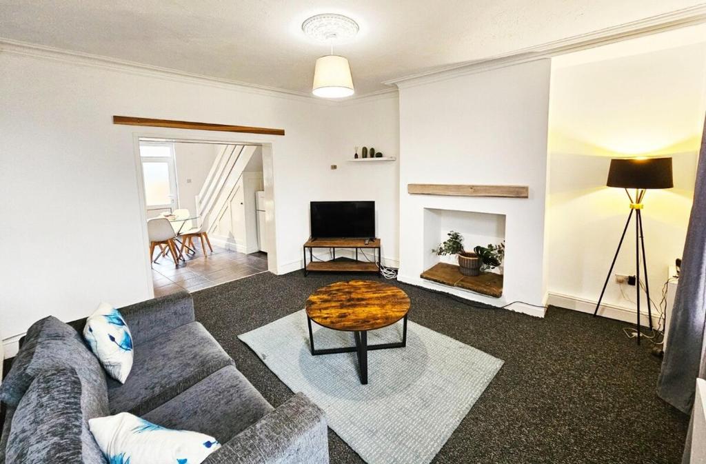 Denton, Manchester, Denton (updated prices 2025)