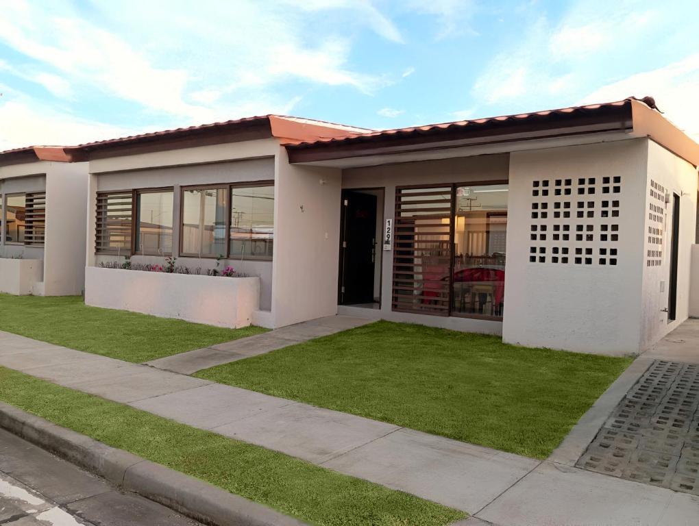 Santa Monica Beach House, El Chirú (precios actualizados 2026)