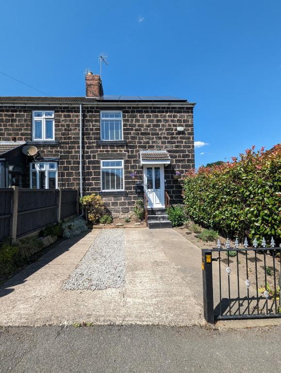 Robin Cottage, Chesterfield (updated prices 2026)