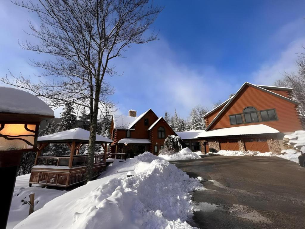 Slopeside Estate Luxurious Home on Great Eastern - Ski On Ski Off, Hot ...