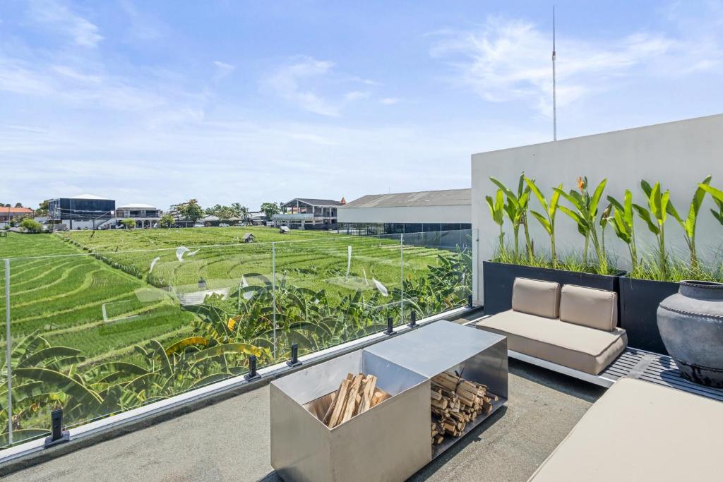 New Villa Vue - 3 BR villa with Rooftop in Berawa, Canggu (updated ...