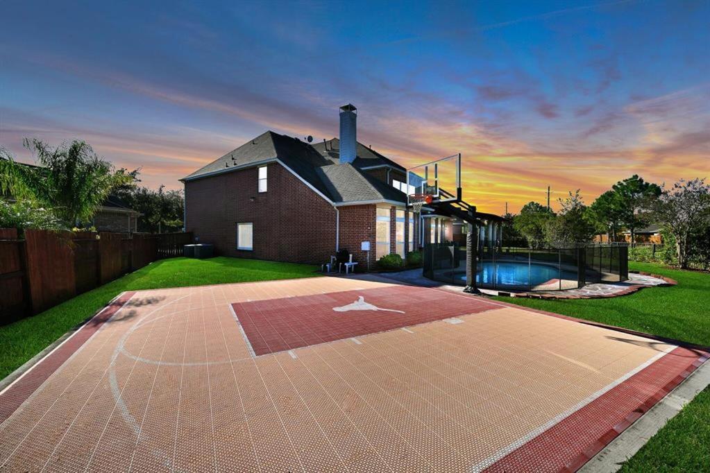 Rodeo Houston Mansion With Pool, Pearland (updated prices 2025)